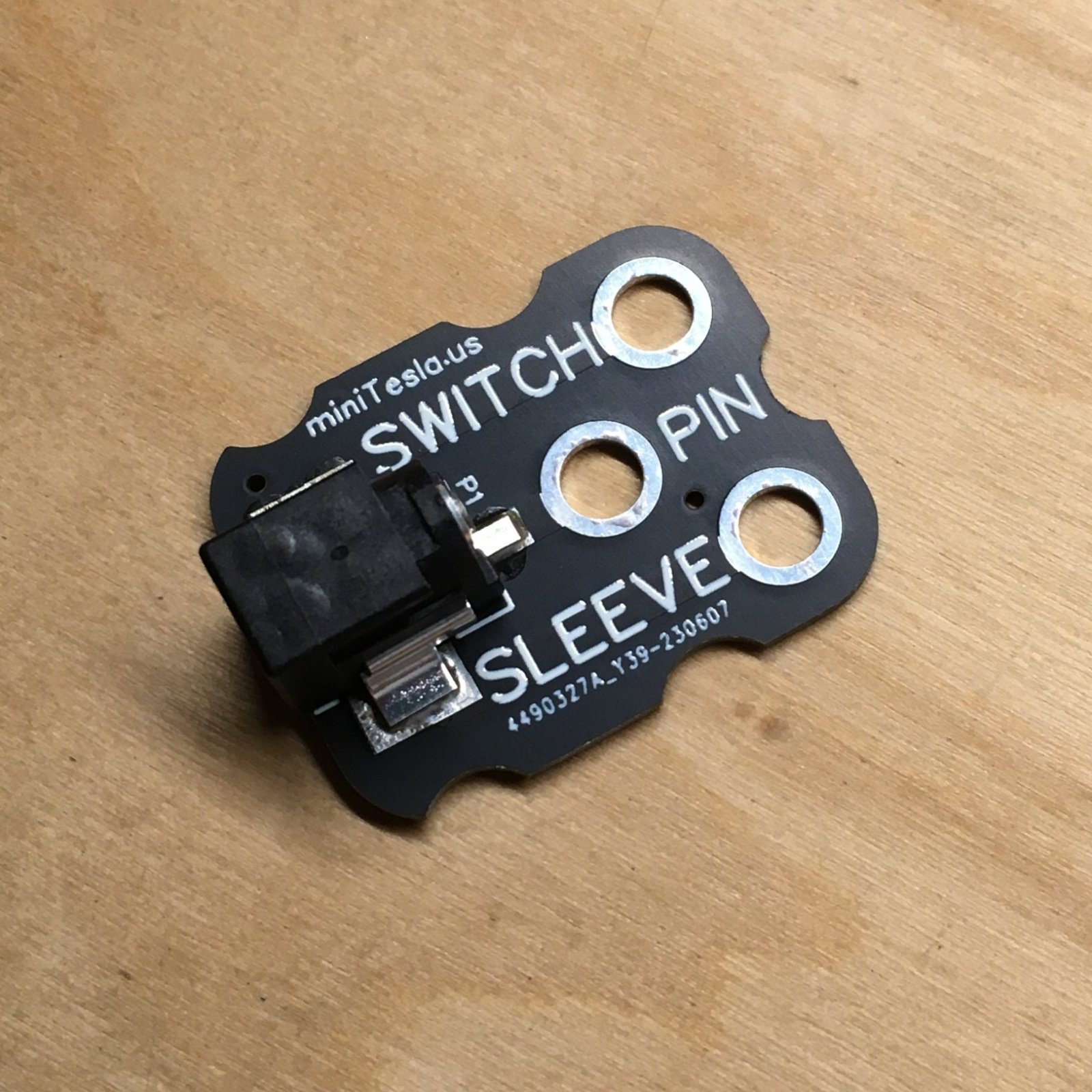 2.1 mm Female Barrel Connector by miniTesla : Lybrary.com